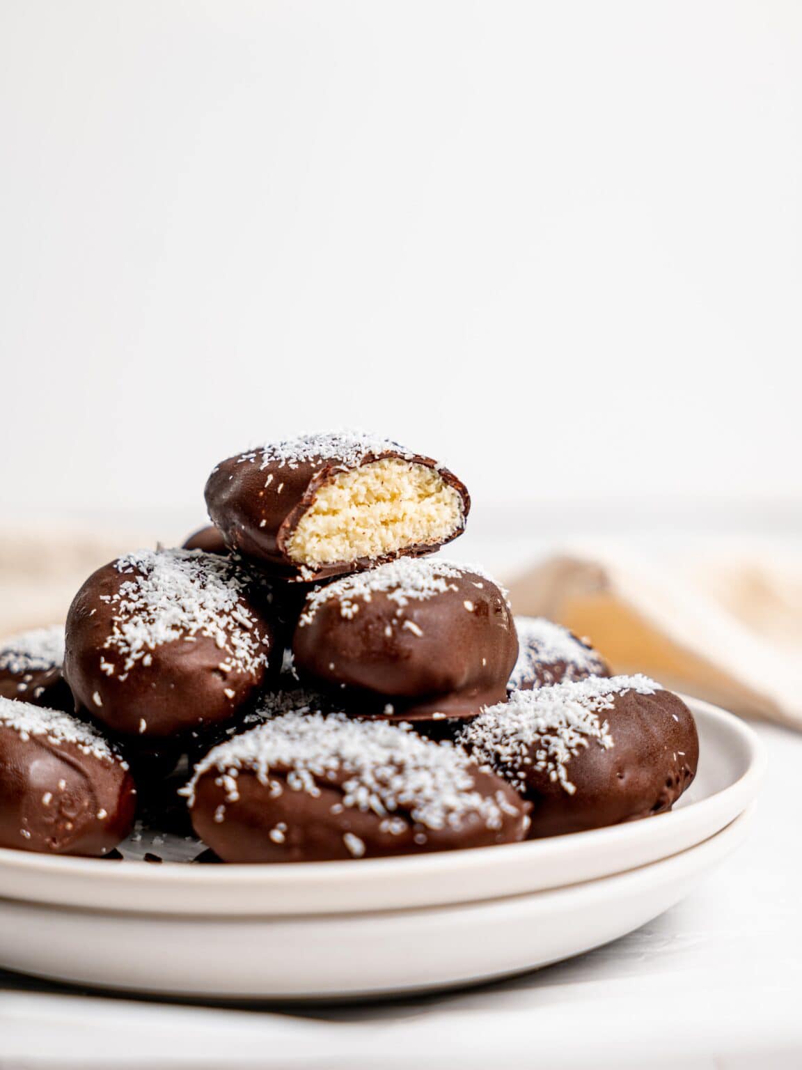 Healthy Dark Chocolate Bounty Recipe (made with just 5 ingredients)