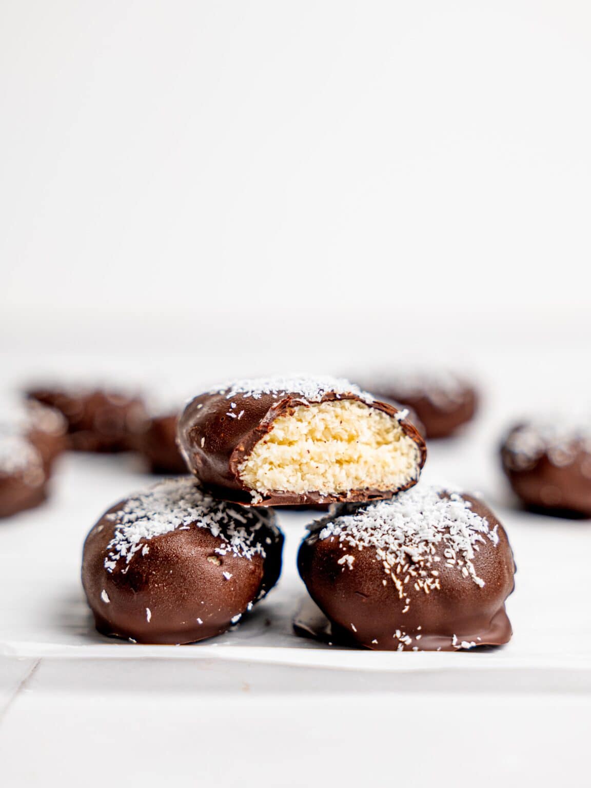 Healthy Dark Chocolate Bounty Recipe (made with just 5 ingredients)