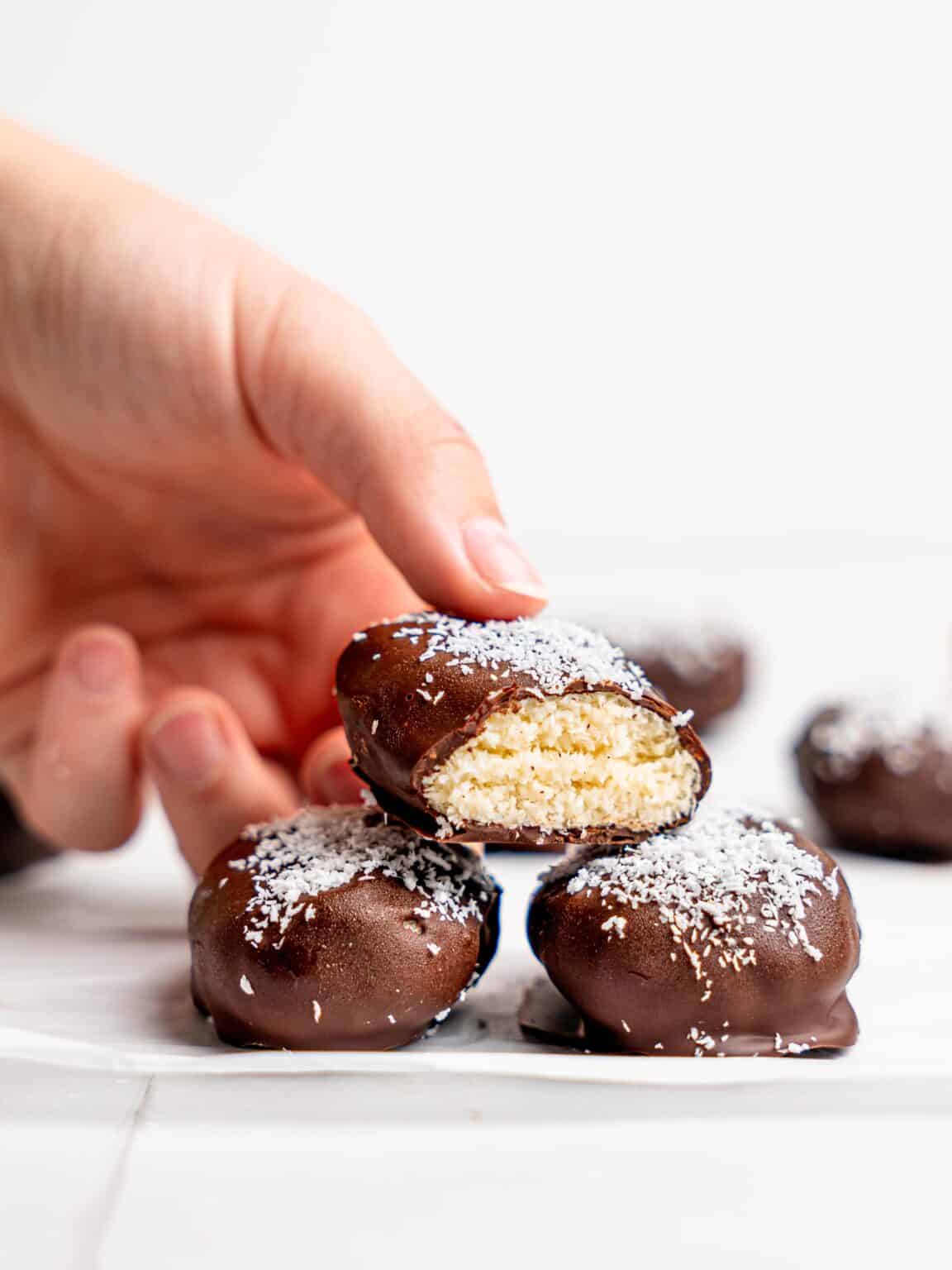 Healthy Dark Chocolate Bounty Recipe (made with just 5 ingredients)