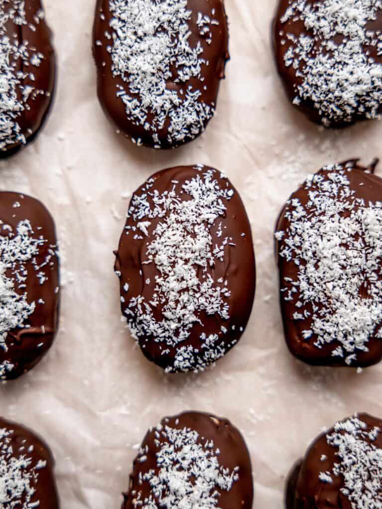 Healthy Dark Chocolate Bounty Recipe (made with just 5 ingredients)