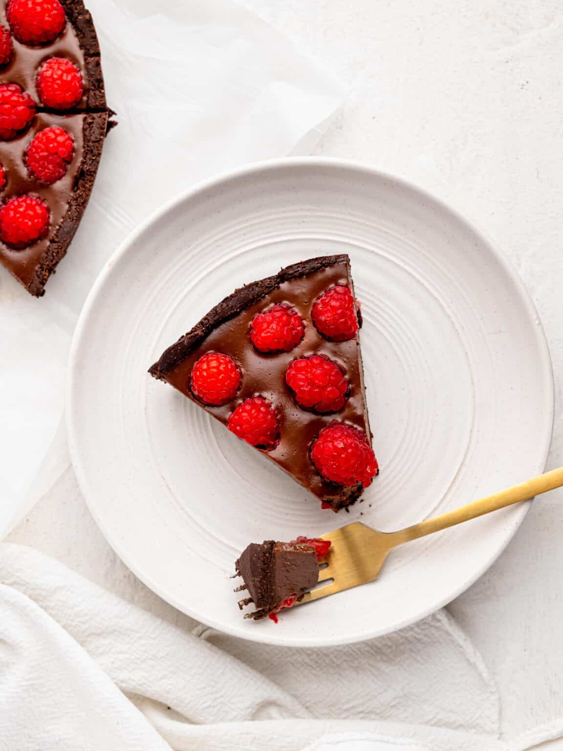 Easy No-Bake Chocolate Raspberry Tart (just 6 ingredients)